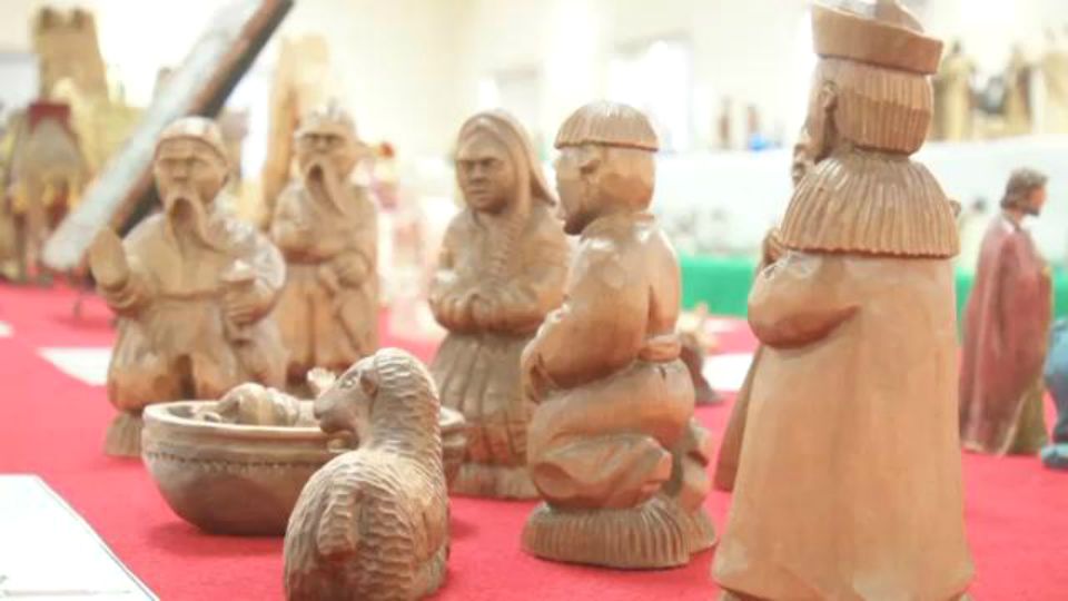 Buffalo pastor displays 600 nativity sets