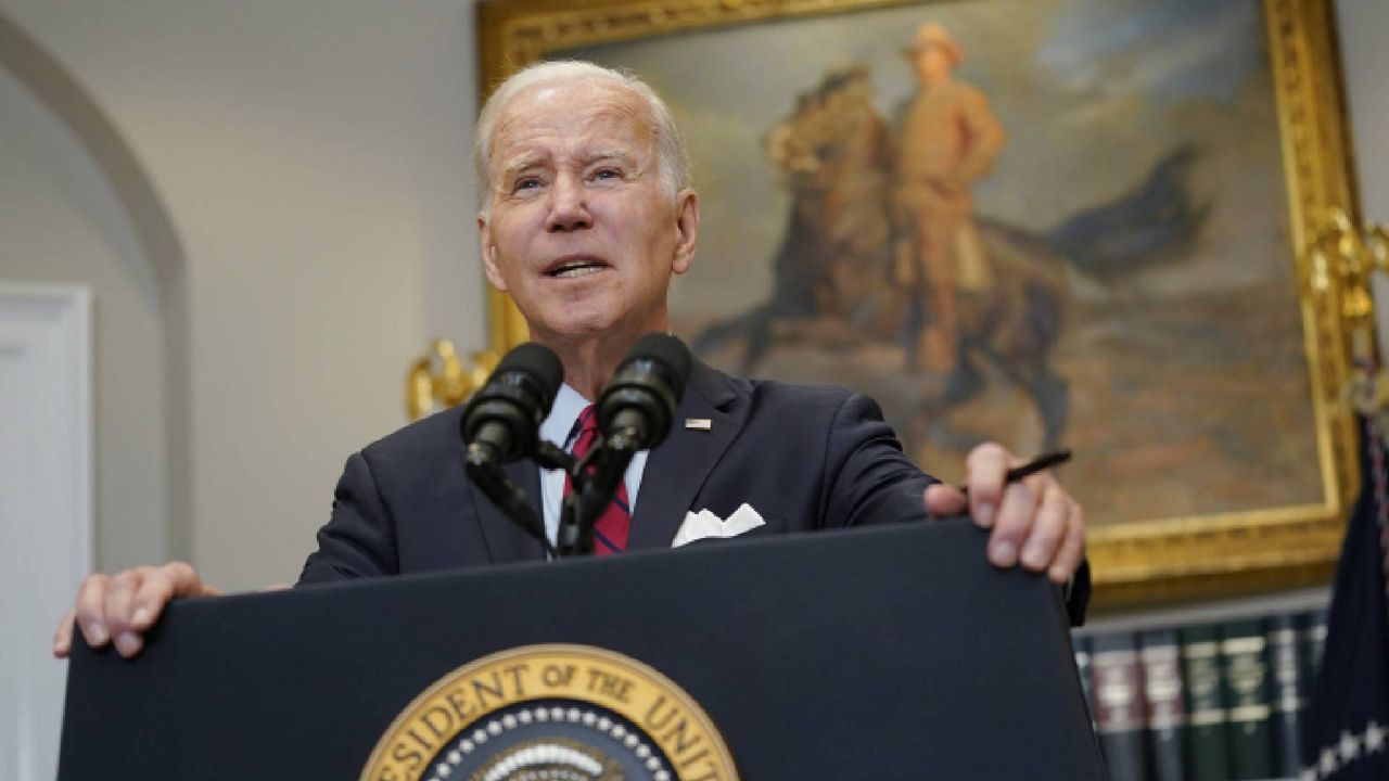 U.S. starts new path for some migrants, will expel others