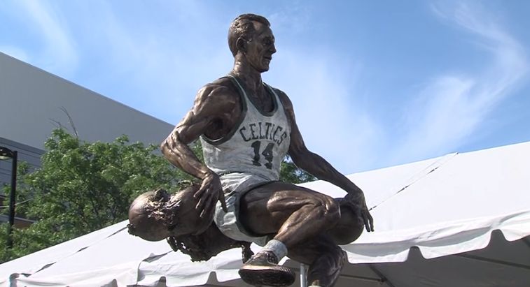 cousy-statue-worcester-dcu-center