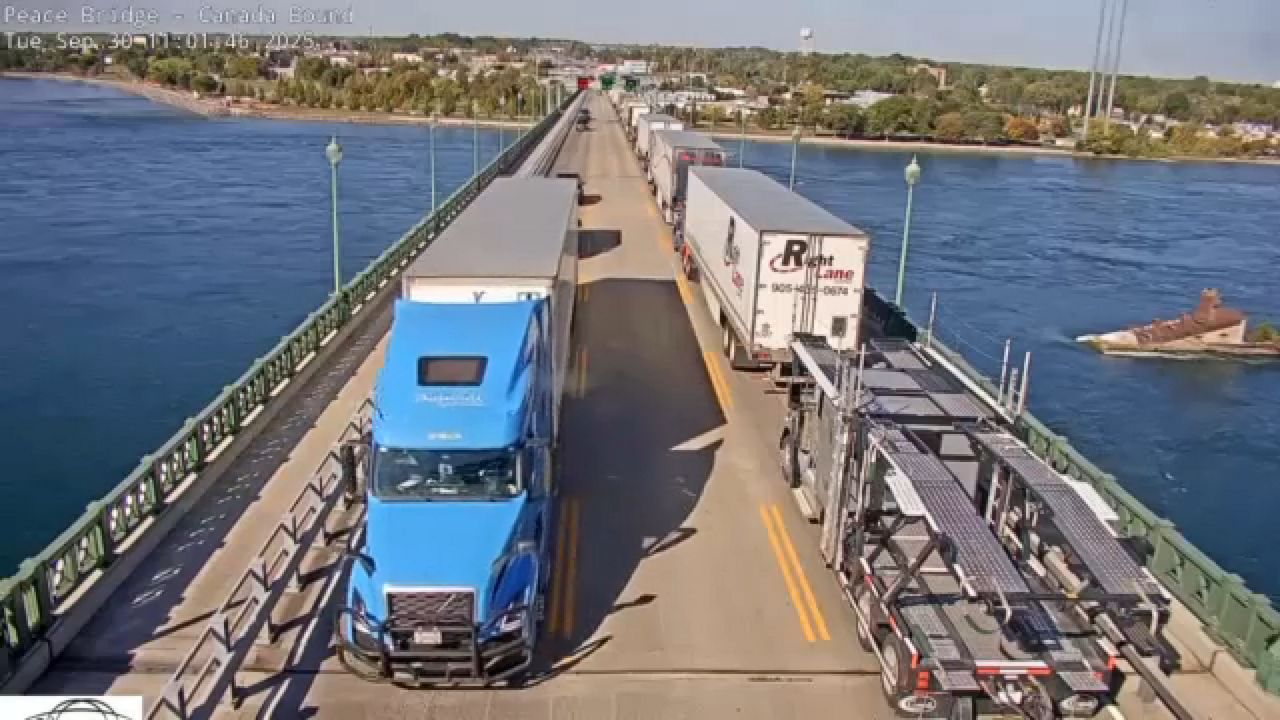 Major backup at Canadian border for commercial traffic