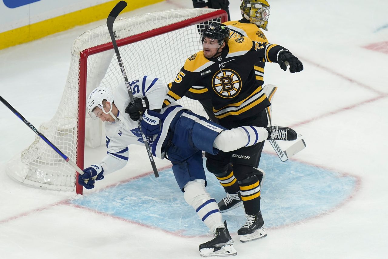 David Pastrnak scores in OT, Bruins beat Maple Leafs 2-1