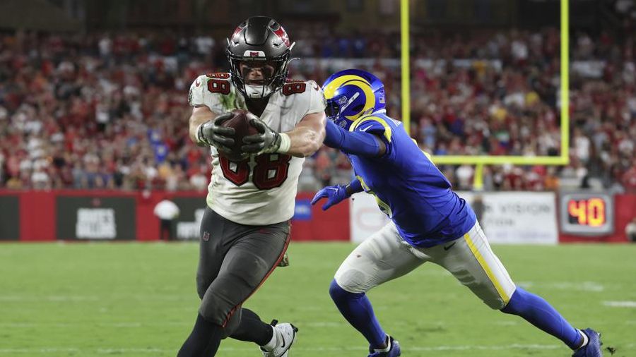 Brady throws last-minute TD pass, Bucs beat Rams 16-13