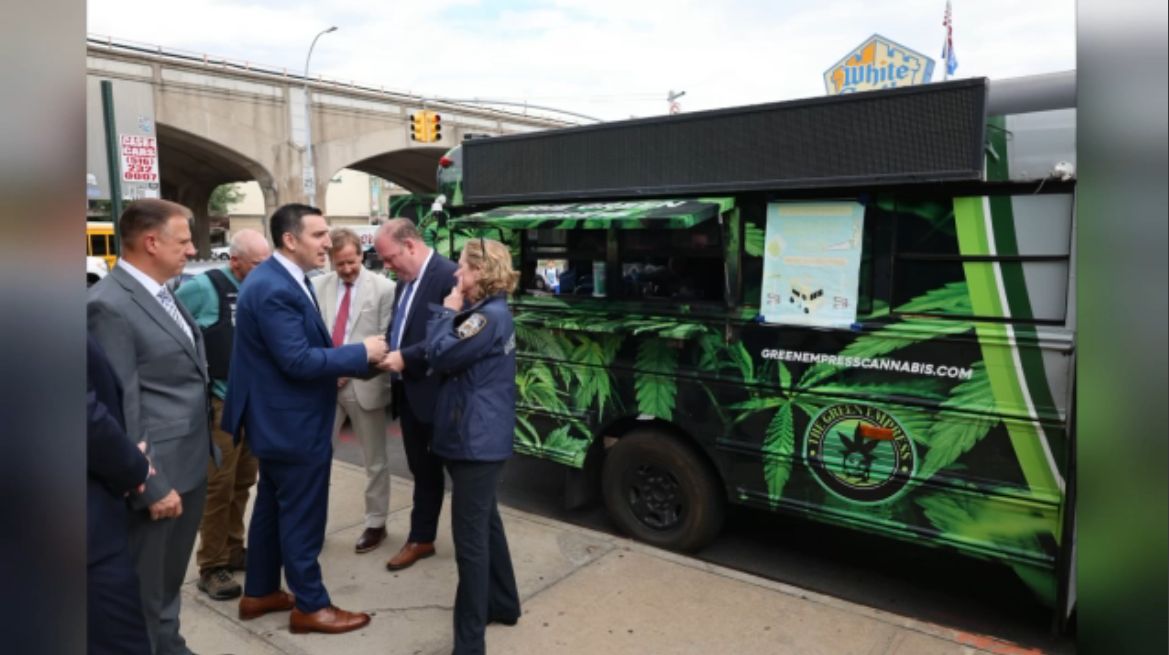 Incautan un autobús escolar que vendía canabis ilegalmente