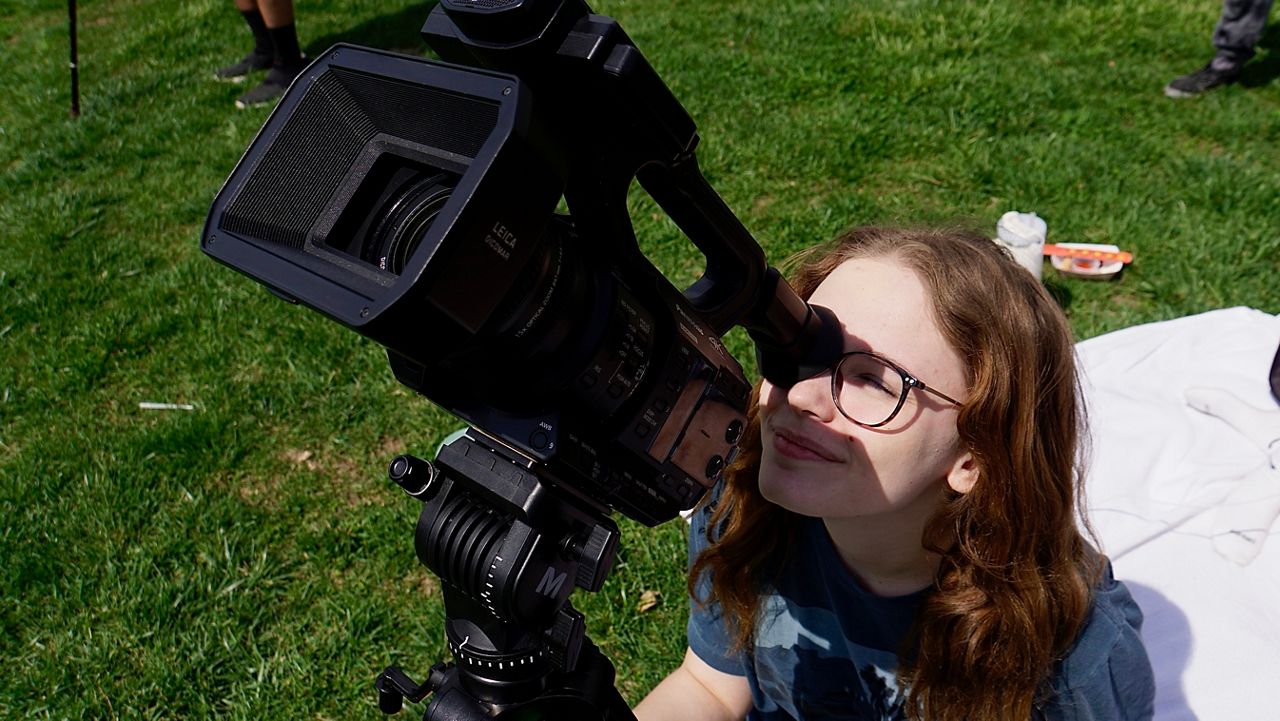 Hundreds experience partial solar eclipse in Louisville