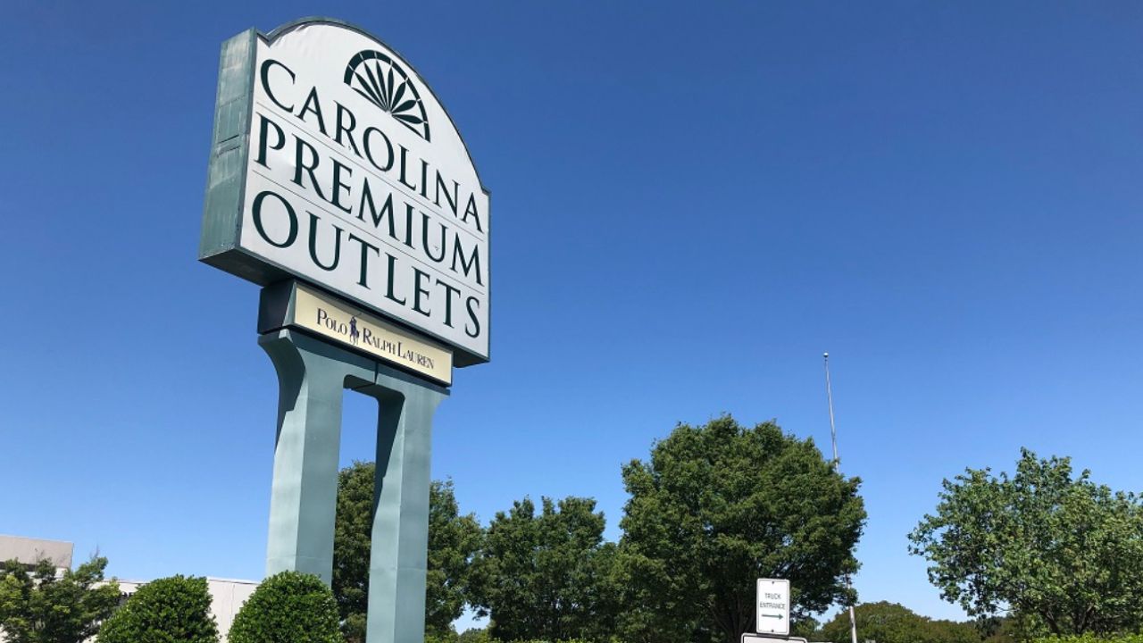 Some Outlets and Malls Reopen to Shoppers