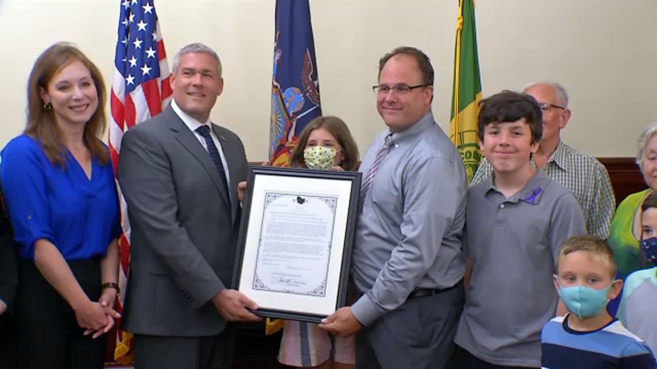 Carrie's Law signed, requires drivers to give 3 ft. of space to bicyclists