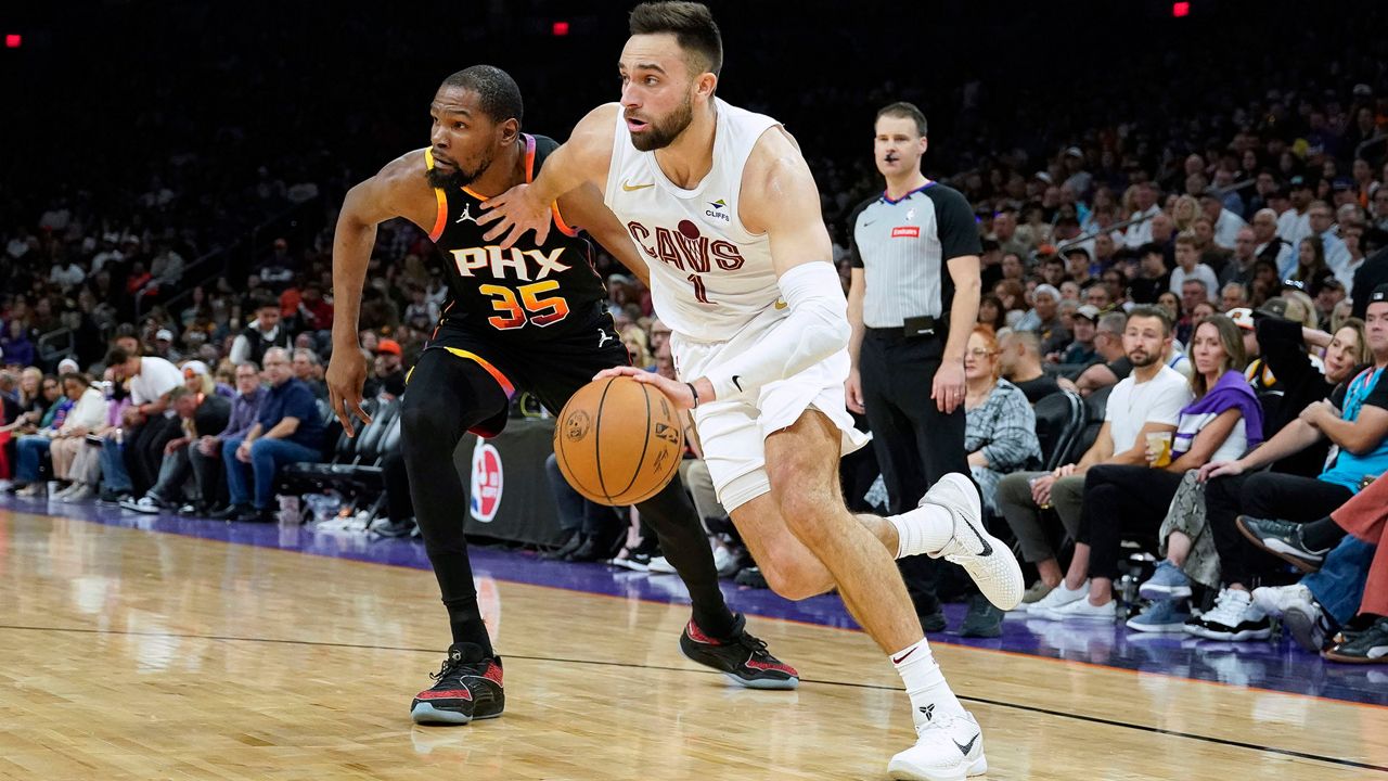 Suns improve playoff position with a 122-101 win over Cavs