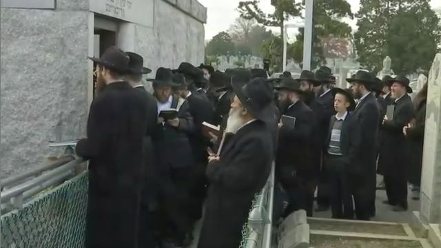 Rabbis Visit Resting Place of Rabbi Menachem Mendel Schneerson in Queens