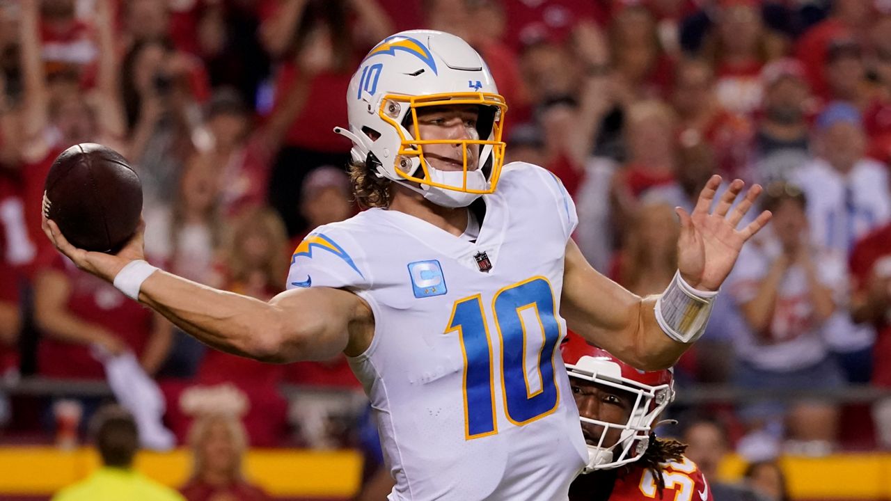 Justin Herbert starts for Chargers despite rib injury