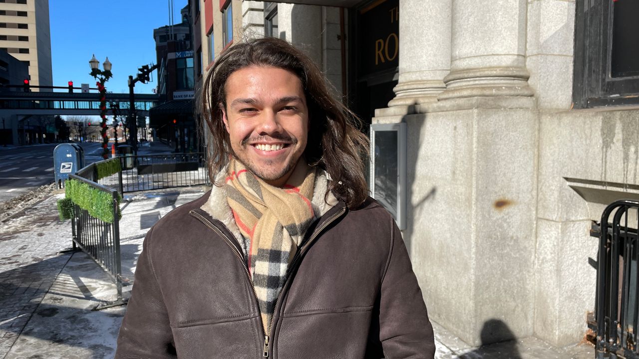 Lexington sees busy streets and sidewalks on Christmas