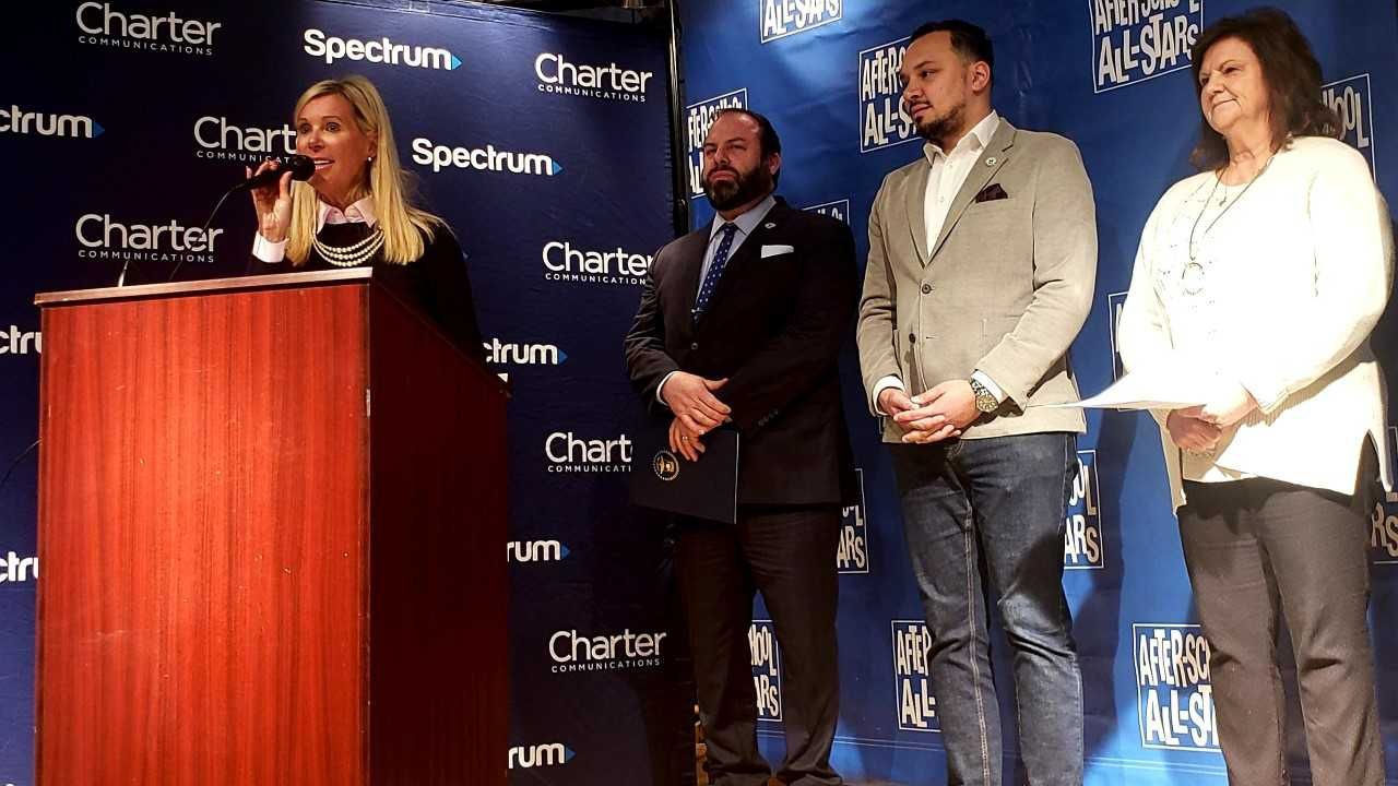 Spectrum presents digital education grant to Ohio school