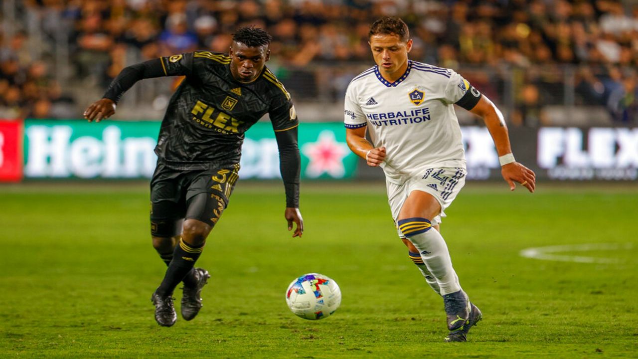 Chicharito marca de chilena en nuevo anuncio de la MLS