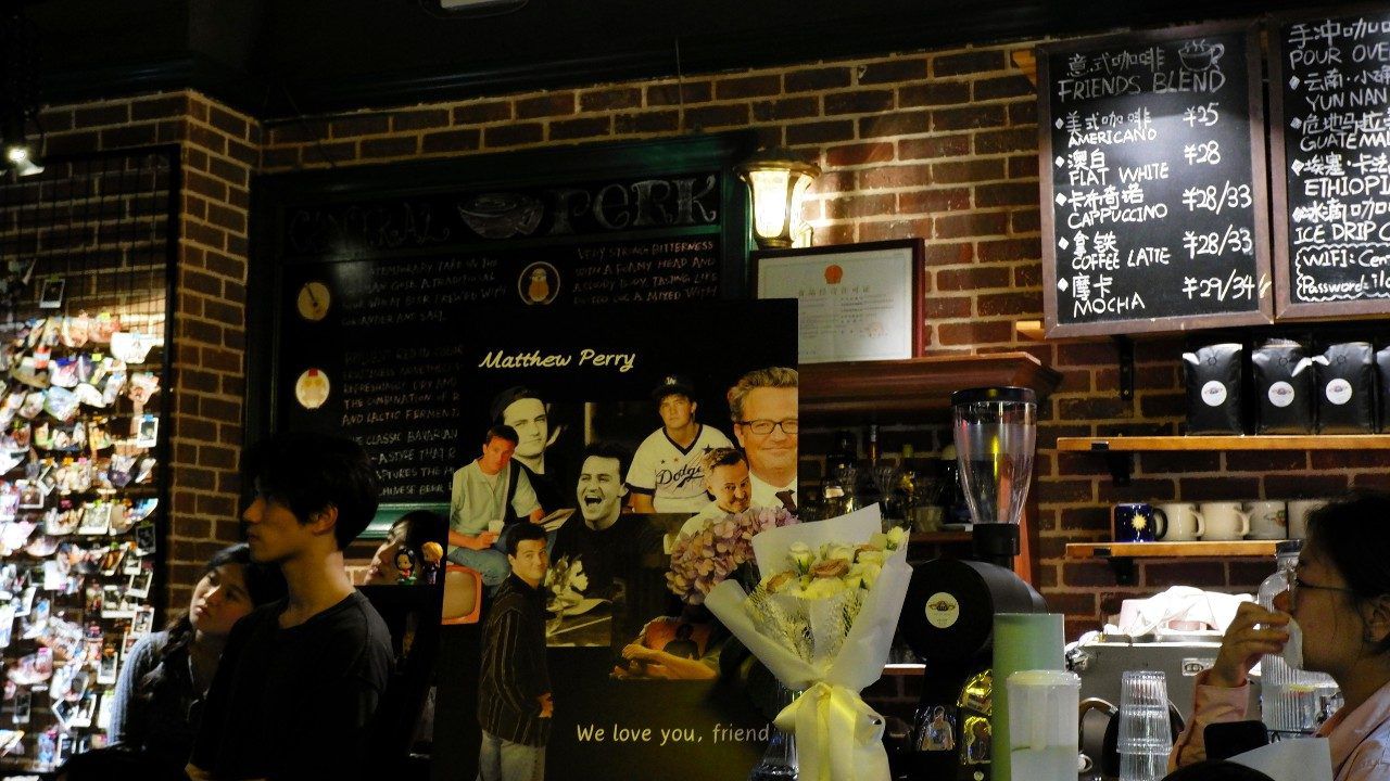 Chinese fans mourn Matthew Perry's death