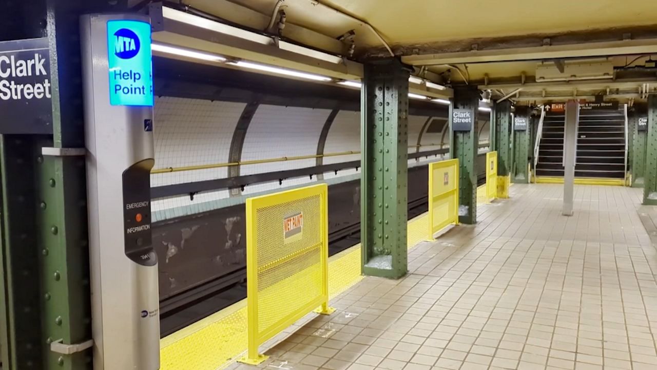 MTA instala barreras de seguridad en otra estación del metro