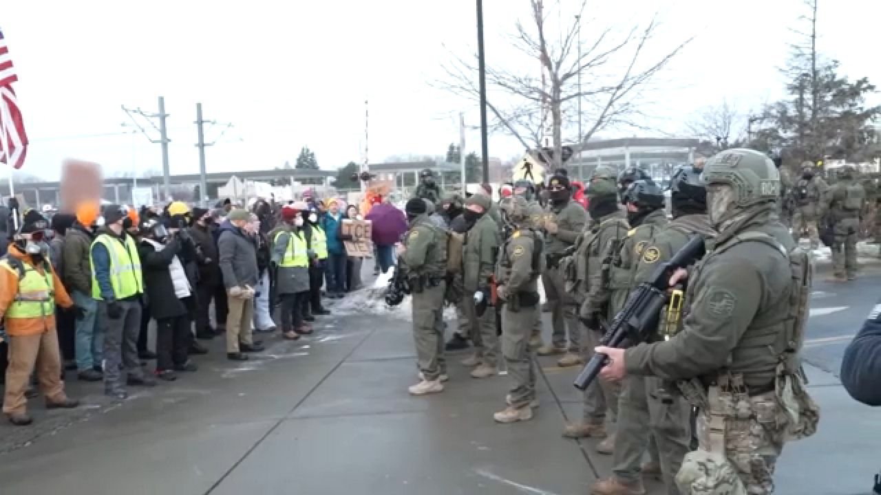 Congresista propone ley que obligaría a ICE usar códigos QR