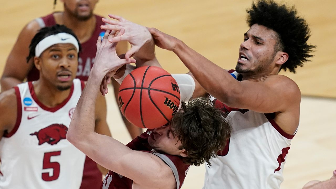 Colgate Can't Sustain Hot Start in NCAA Basketball Tourney