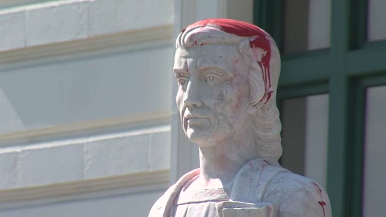 rivera-on-columbus-statue