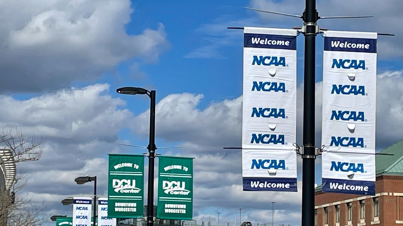 Over 10k hockey fans on hand at DCU Center for NCAAs