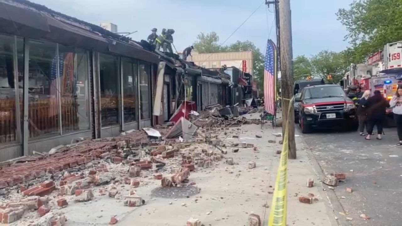 Ordenan desalojo total de edificio por derrumbe parcial