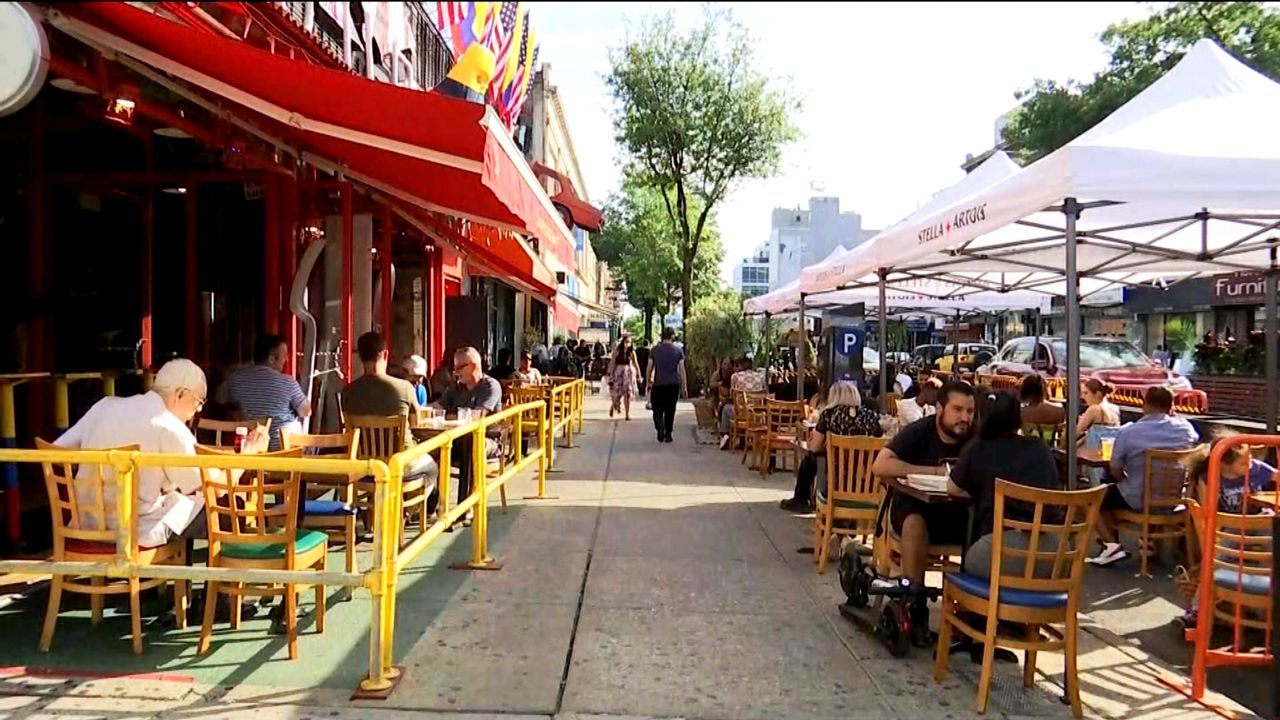 Restaurants Don’t Feel Equipped to Enforce Social Distancing