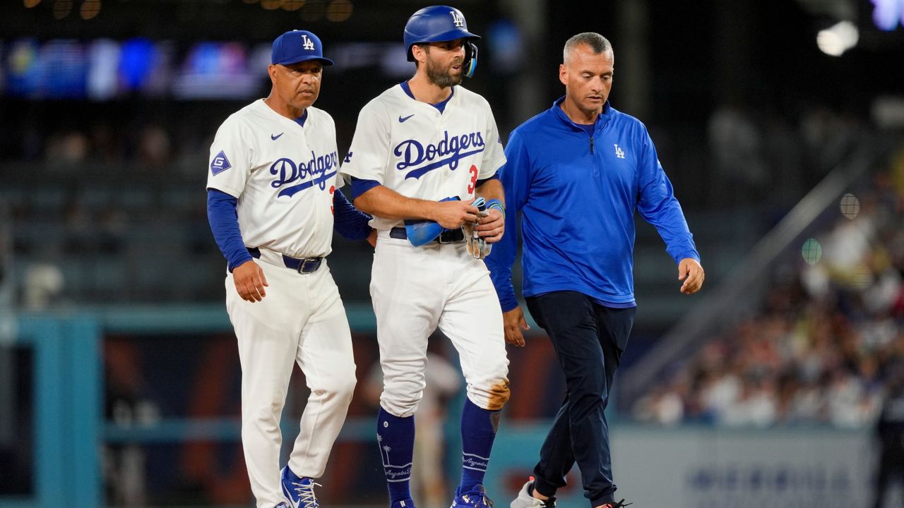 Dodgers lose to Giants 8-3, Ray pitches 5 hitless innings