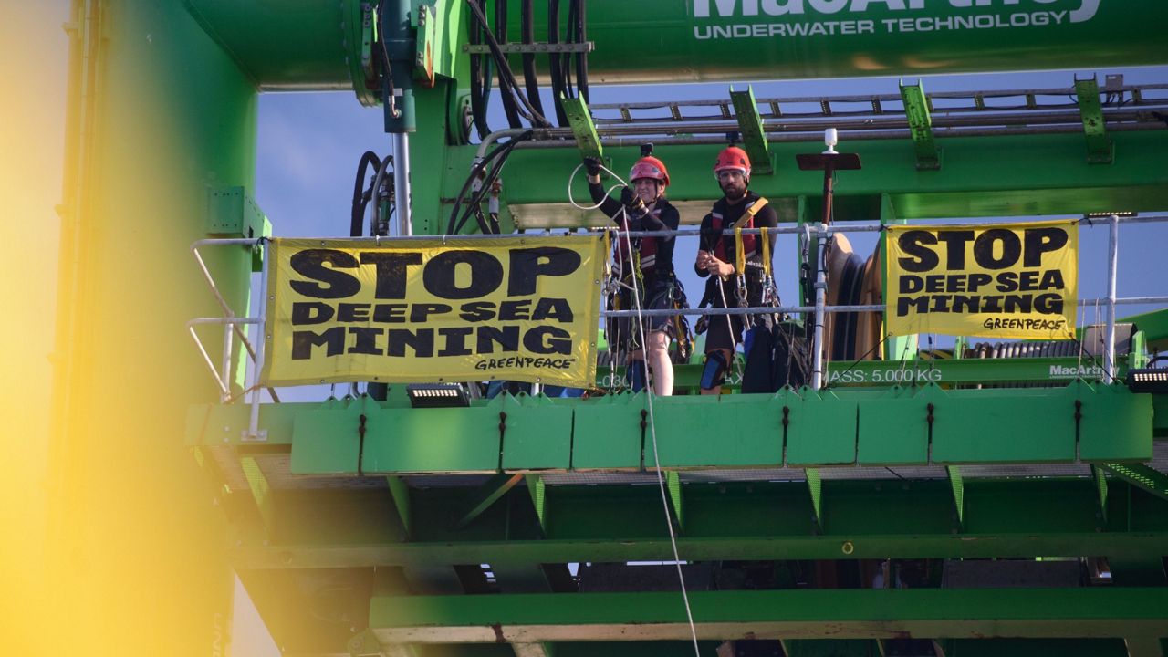 Protesters board ship between Hawaii and Mexico