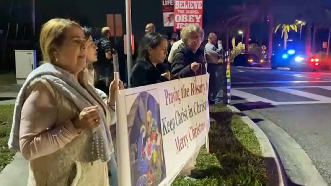 Drag queen Christmas show draws protesters in Clearwater