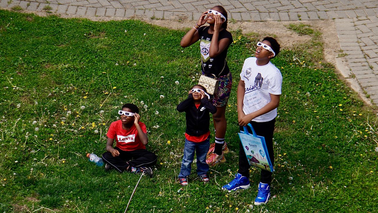Hundreds experience partial solar eclipse in Louisville