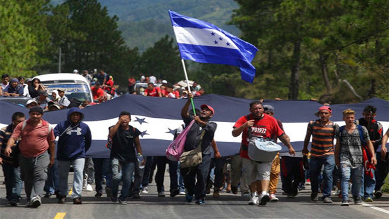 Avanza caravana de migrantes de Honduras con destino a EEUU