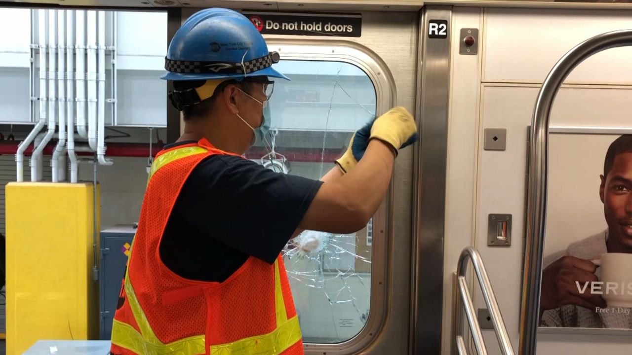 MTA presenta imagen del posible rompeventanas del tren 7