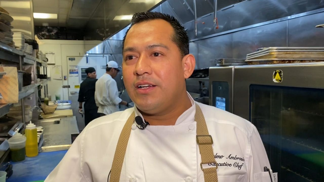 Chef mexicano triunfa al reinventar la comida alemana en NYC