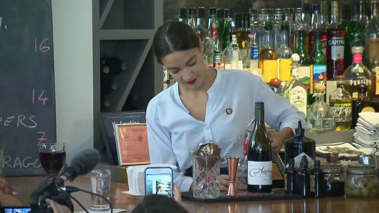 Congresista Ocasio-Cortez regresa al trabajo de 'bartender'