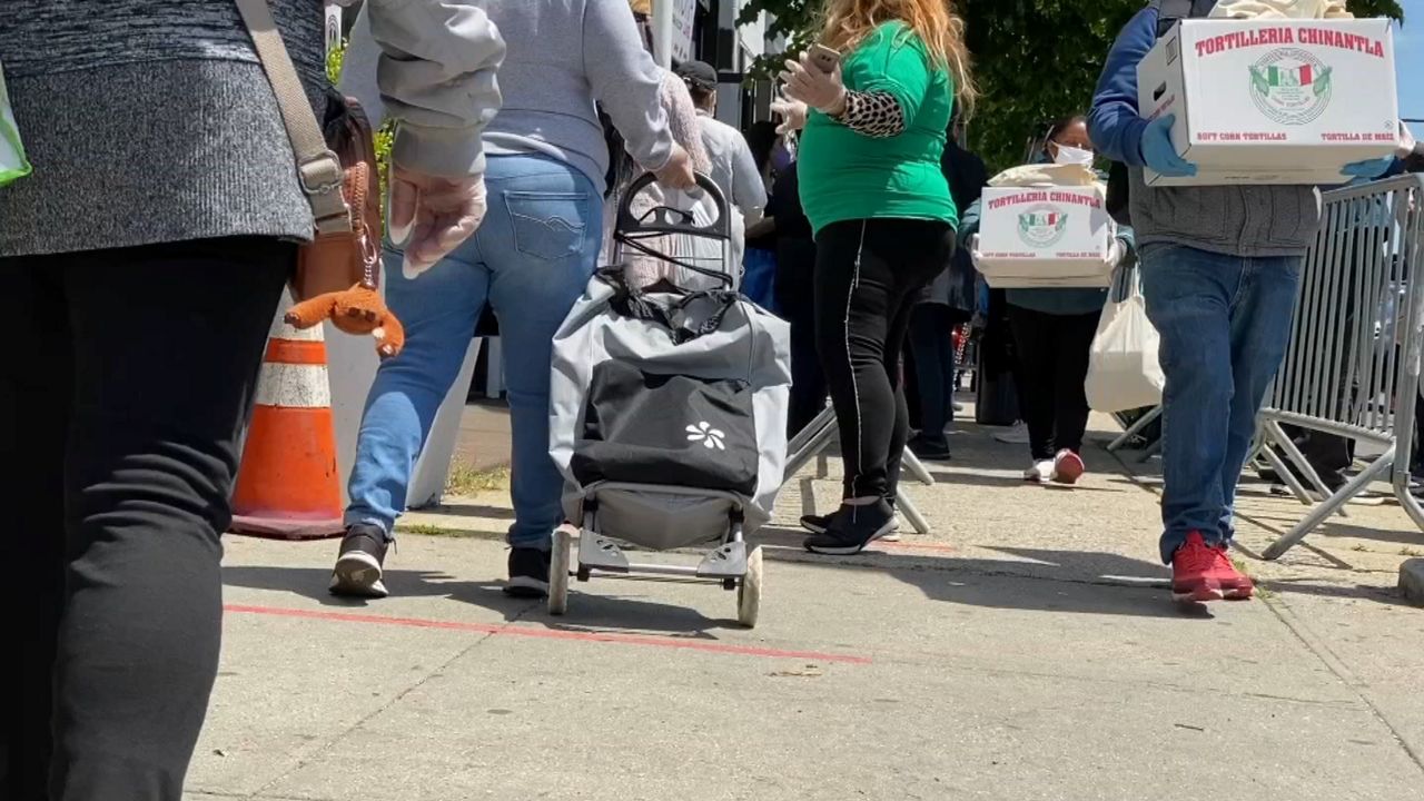 Goya y organización Mecenas se unen para repartir alimentos