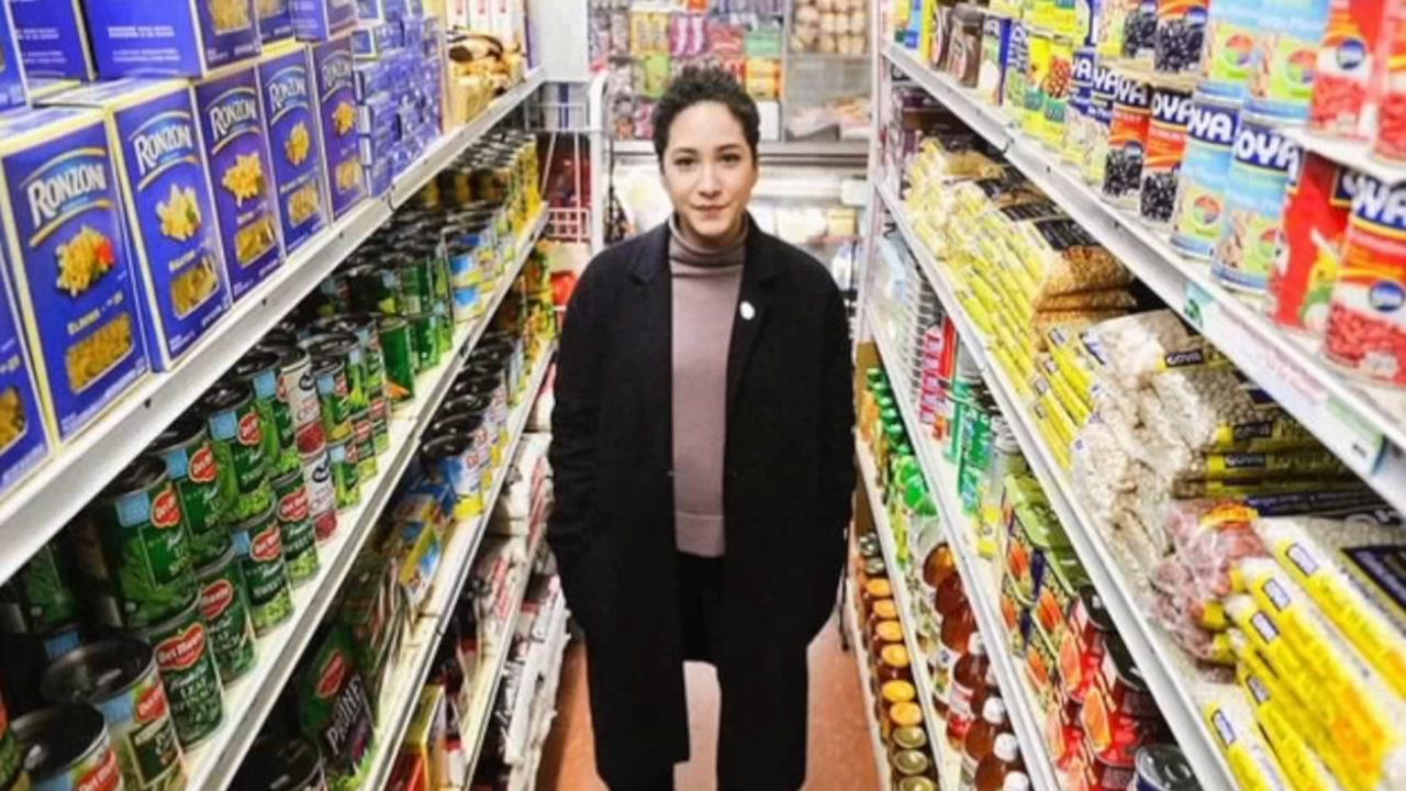 Lucia Hierro inspira su arte en las bodegas del Bronx