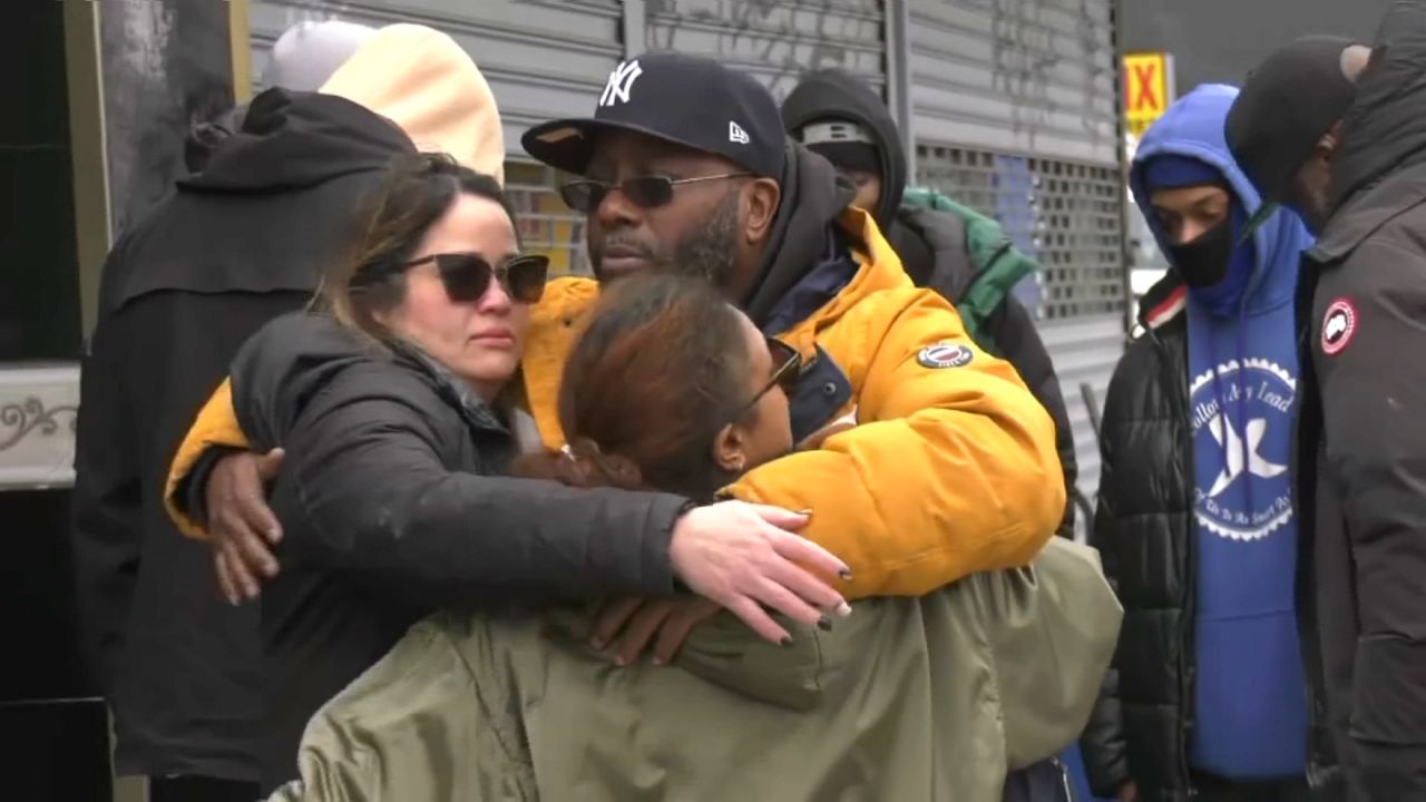 'Herido, devastado, no lo puedo creer': padre de joven