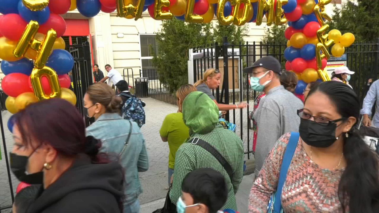 Padres satisfechos con más seguridad en inicio año escolar