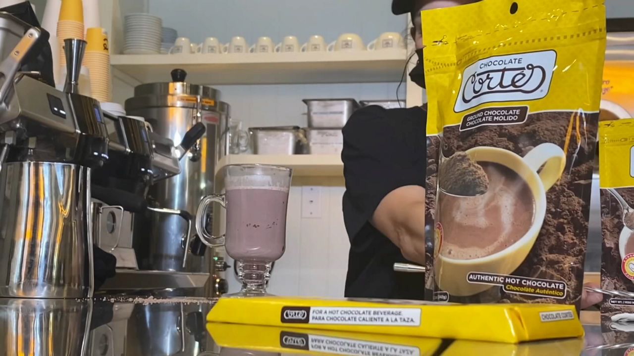 Chocobar Cortés: el sabor del chocolate boricua en el Bronx