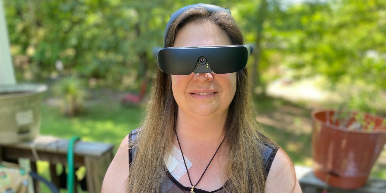 Electronic device helps visually impaired and legally blind