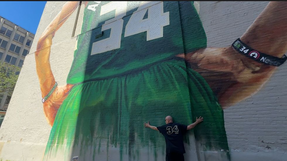 Bucks fans say goodbye to Giannis era in Milwaukee
