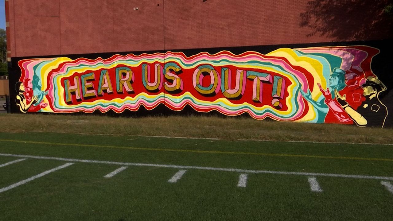 Cincinnati unveils police mediation mural