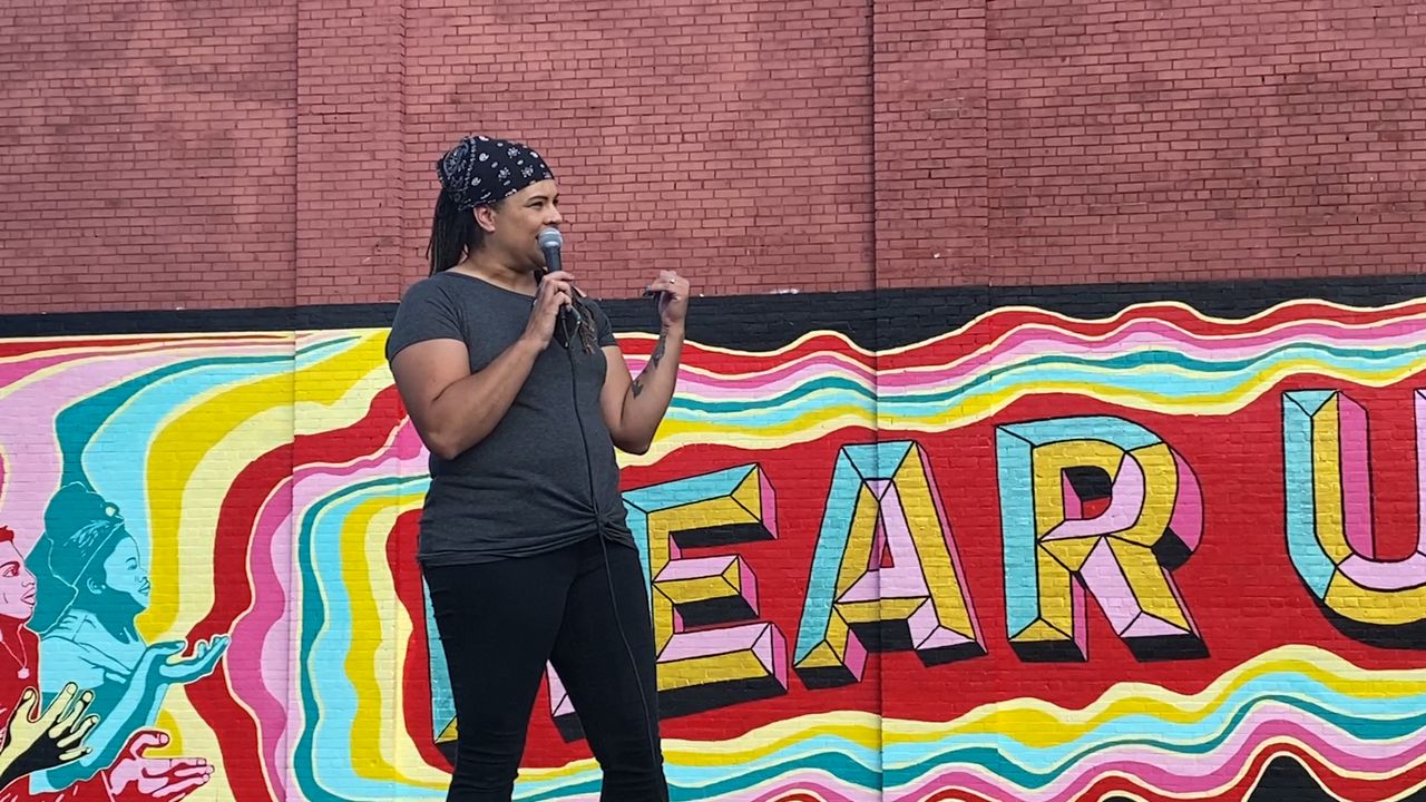 Cincinnati unveils police mediation mural