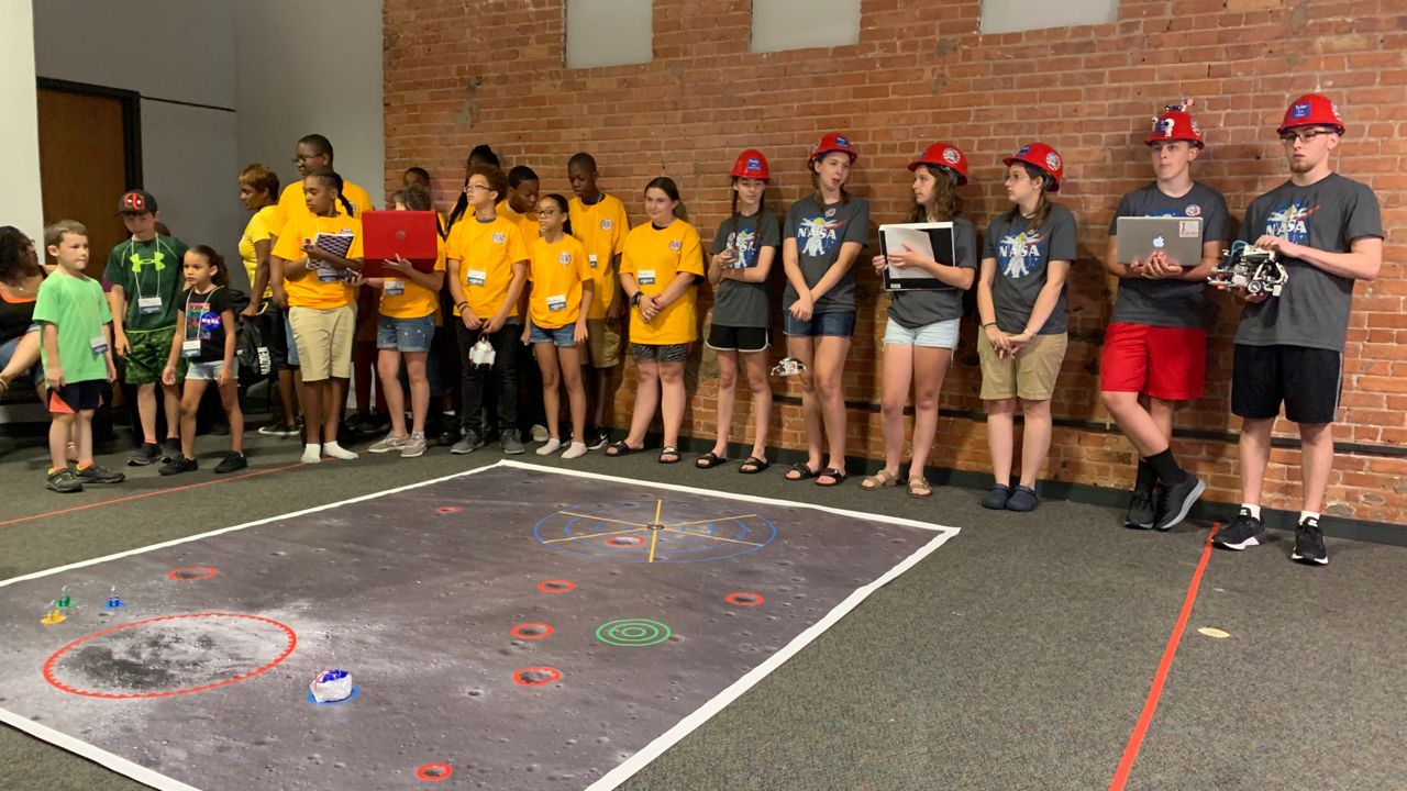 Students Simulate Moon Landings