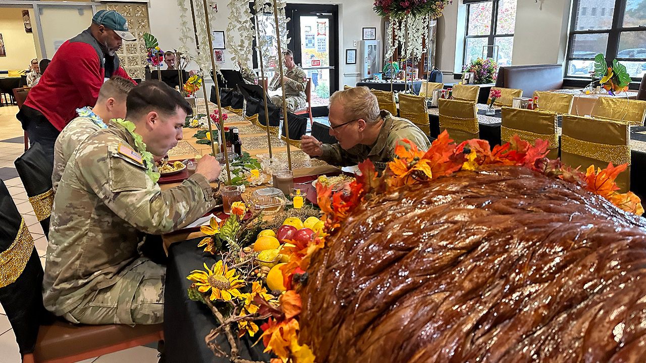 Paratroopers get Thanksgiving meal at Fort Liberty