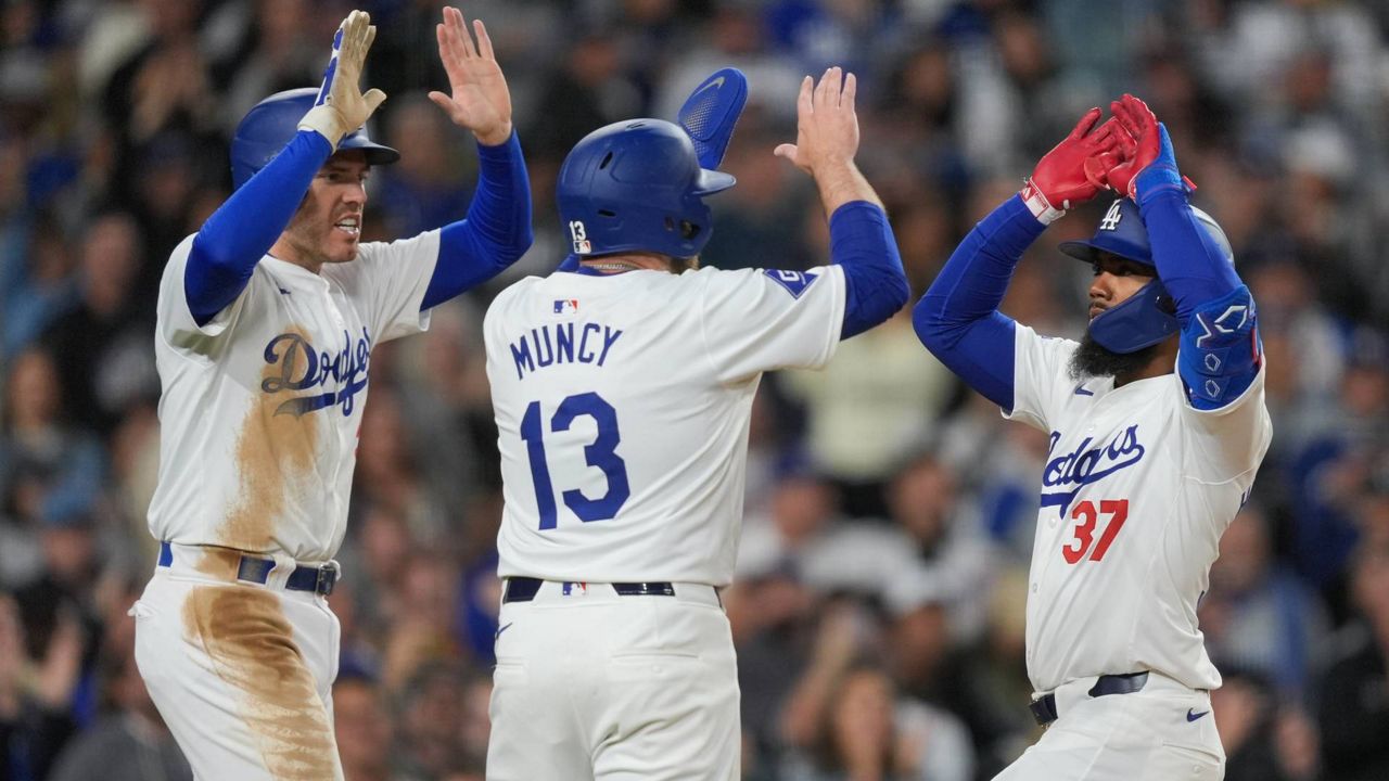 Freeman, Hernández power Dodgers to 8-3 victory over Giants