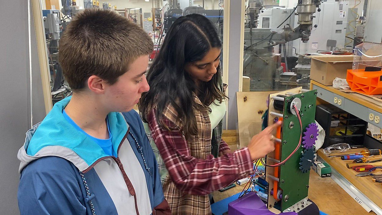 STEM students learn mechanical engineering with robots