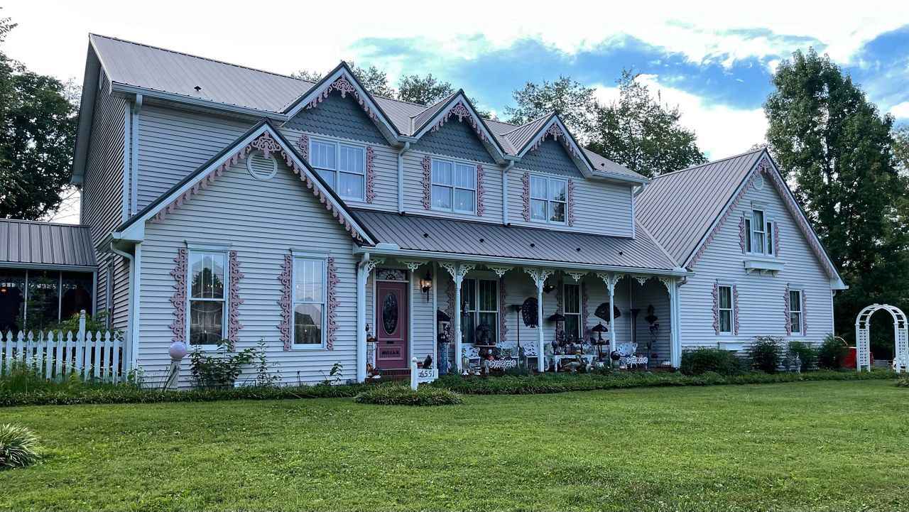Couple asking for help saving Glendale's 'Pink House'