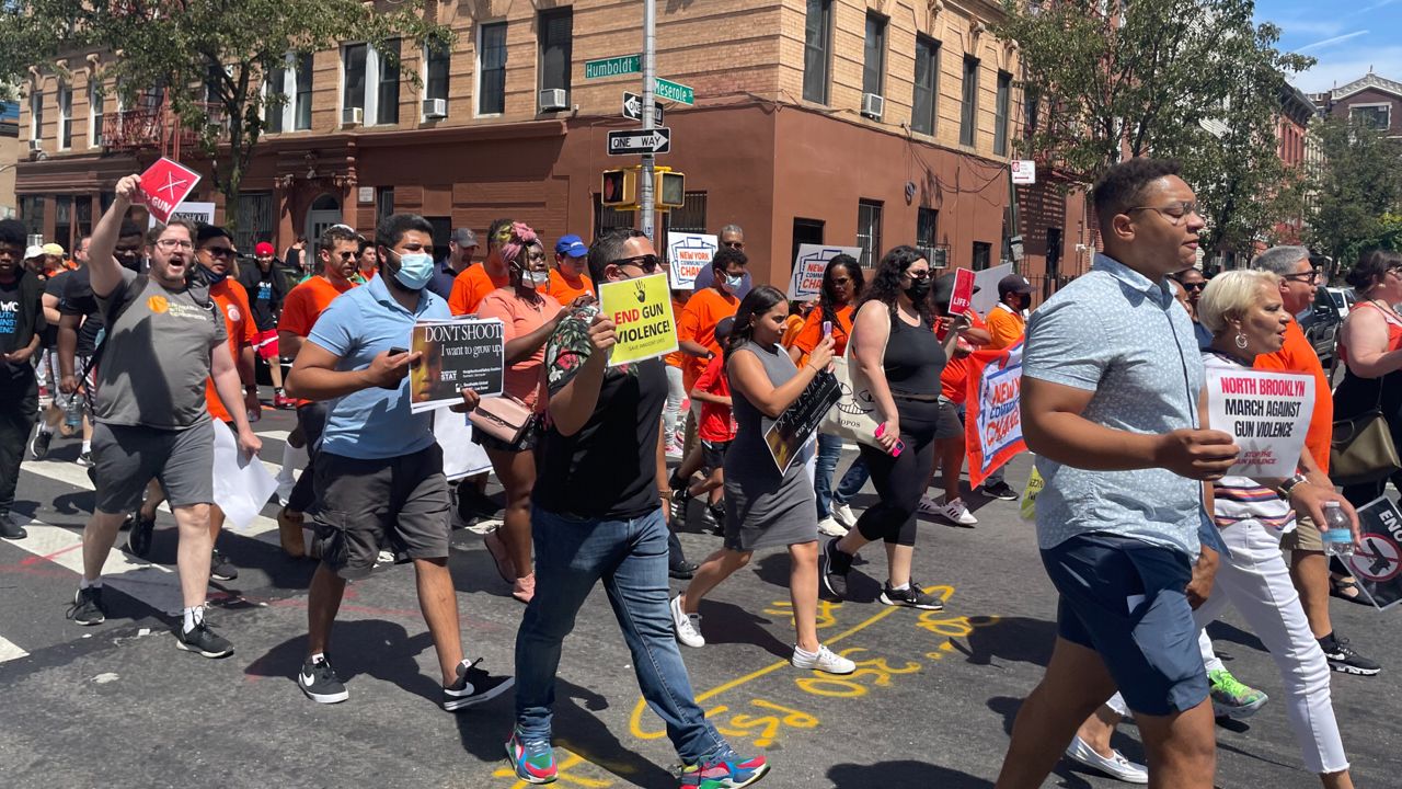 Marchan contra la violencia armada en vecindario de Bushwick