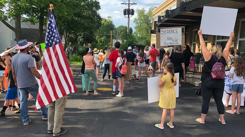 Hamburg parents, students protest masks in school
