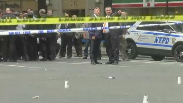 Police Shoot Man Wanted in Manhattan Hammer Attacks