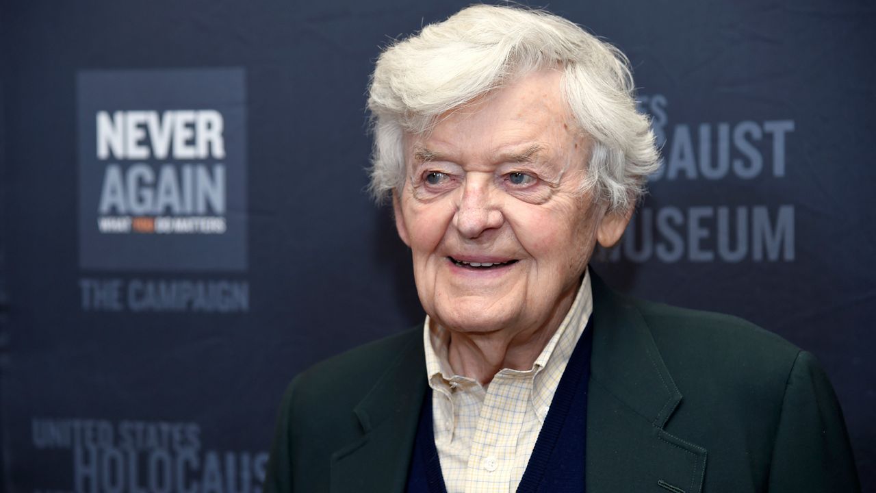 Hal Holbrook, Prolific Actor Famed for Twain Portrayal, Dead at 95